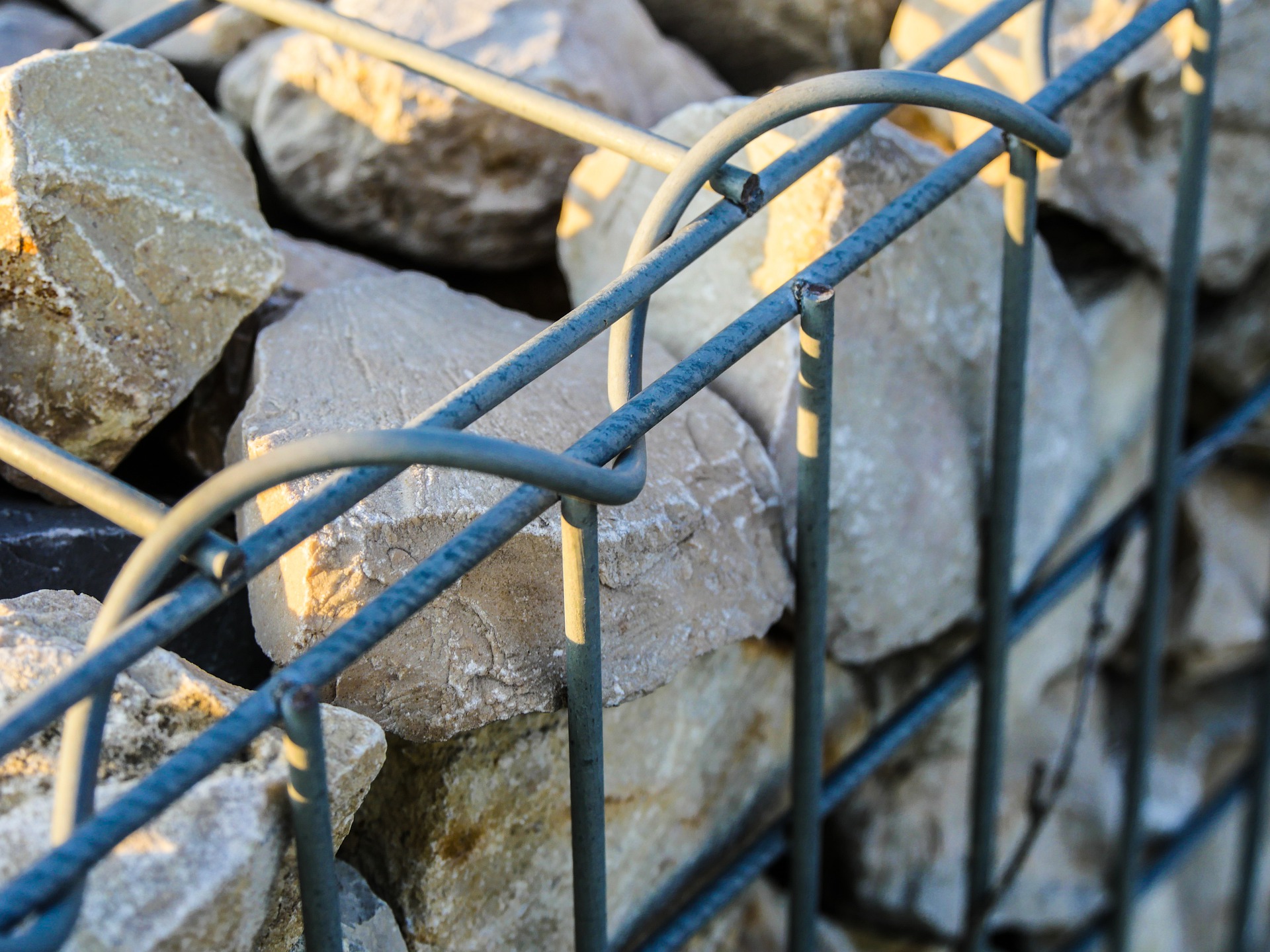 Pourquoi réaliser un mur en gabions ? - My Cailloux Sud